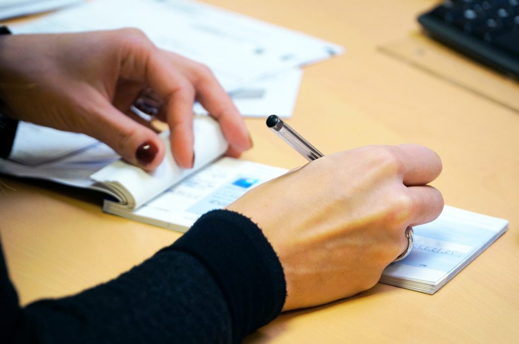 Año 2022: ¿y todavía seguís con el cheque en papel? | Cadena Nueve ...