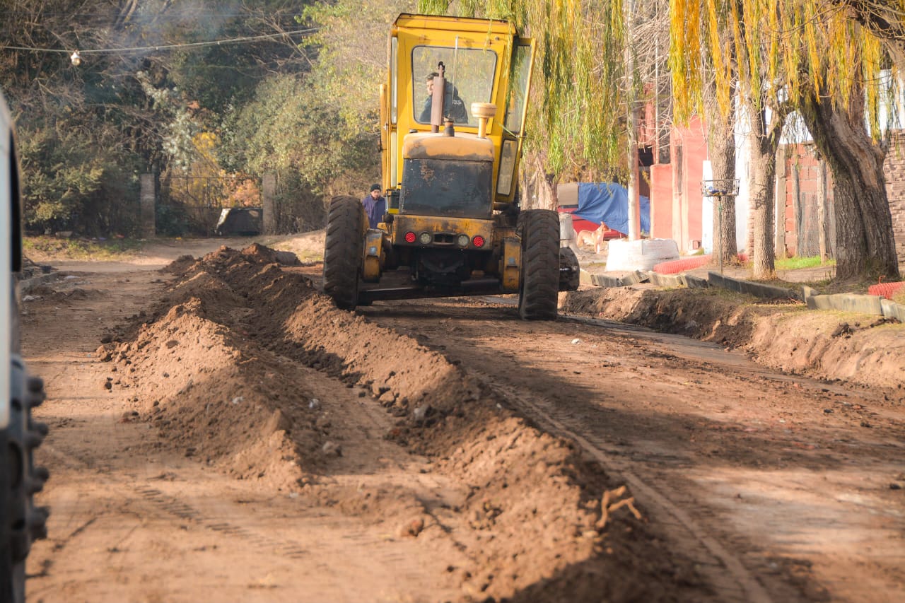 Avanzan las obras de cordón cuneta en Barrios Unidos | Cadena Nueve ...