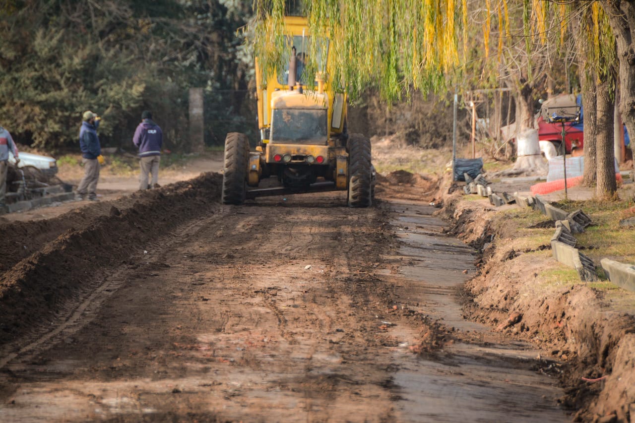 Avanzan las obras de cordón cuneta en Barrios Unidos | Cadena Nueve ...