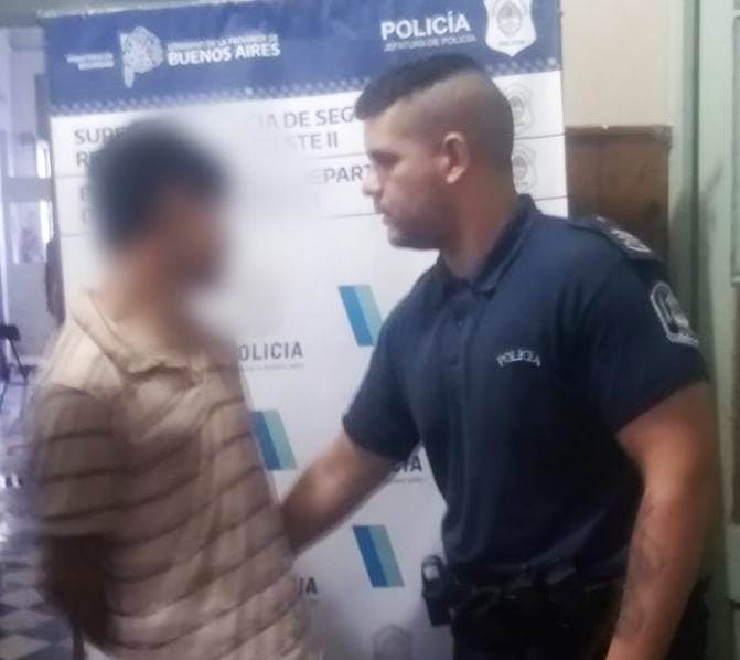 Detienen al ladrón de ropa y un celular de un local comercial | Cadena ... Detienen al ladrón de ropa y un celular de un local comercial | Cadena ...